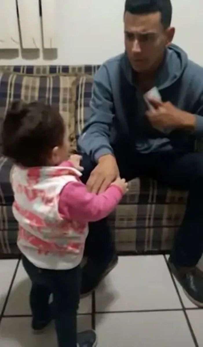 Deaf dad beams with joy when toddler tries to talk like him with sign ...