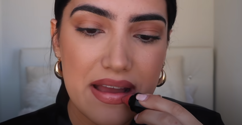 Woman shares how to fake big lips in just 3 easy steps