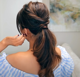 Woman shares 3-minute tutorial on styling gorgeous French bun and goes ...