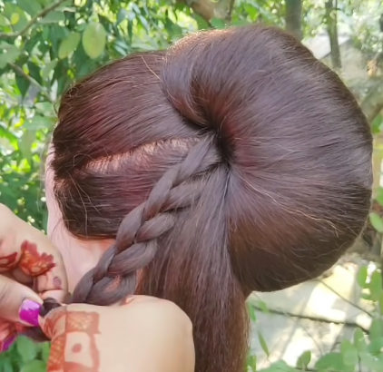 Woman shares 3-minute tutorial on styling gorgeous French bun and goes ...