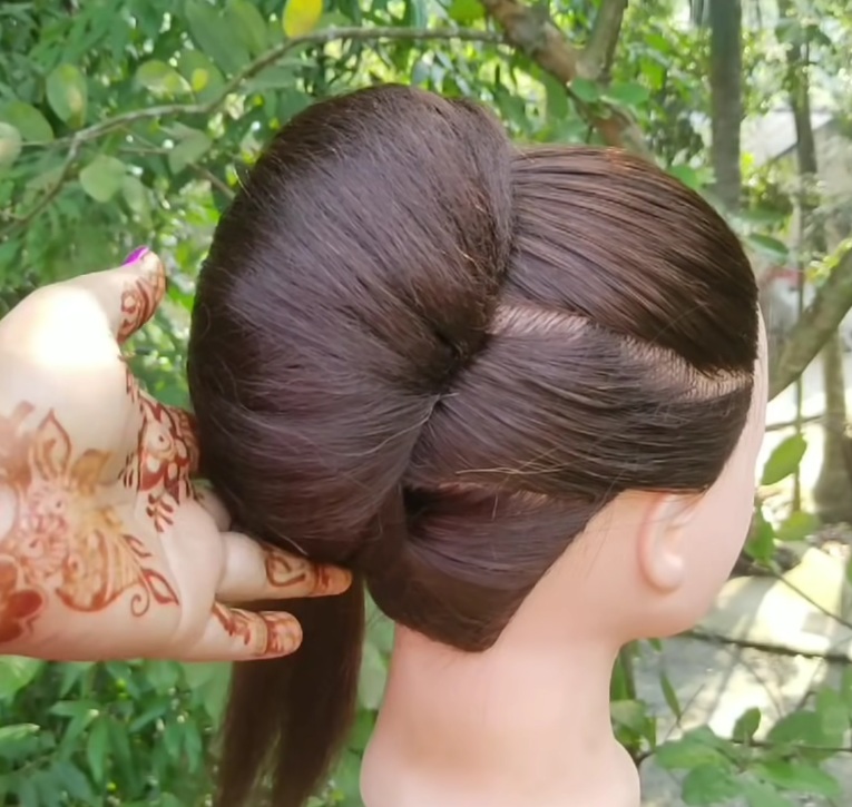Woman shows how easy it is to do an elegant French bun