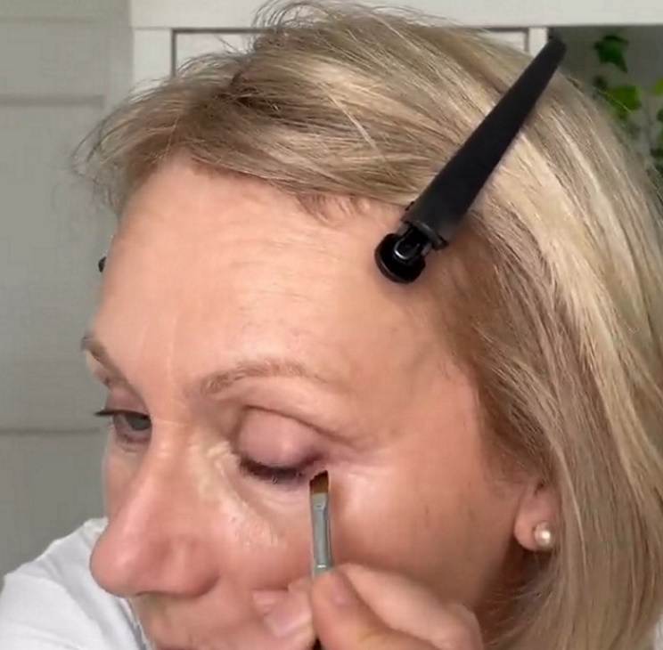 Beauty Expert Shares Her Fresh Faced 5 Minute Makeup Routine For Older