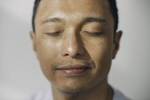 40 Surprising Body Language Signs and What They Actually Mean